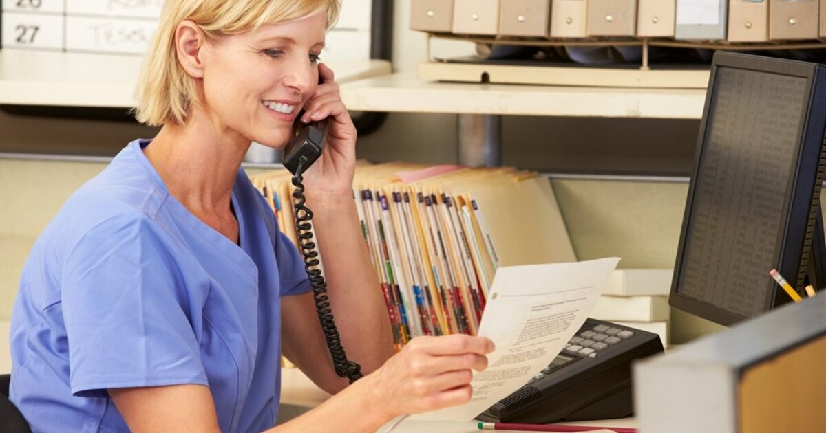 Sykepleieledere snakker mye i telefon