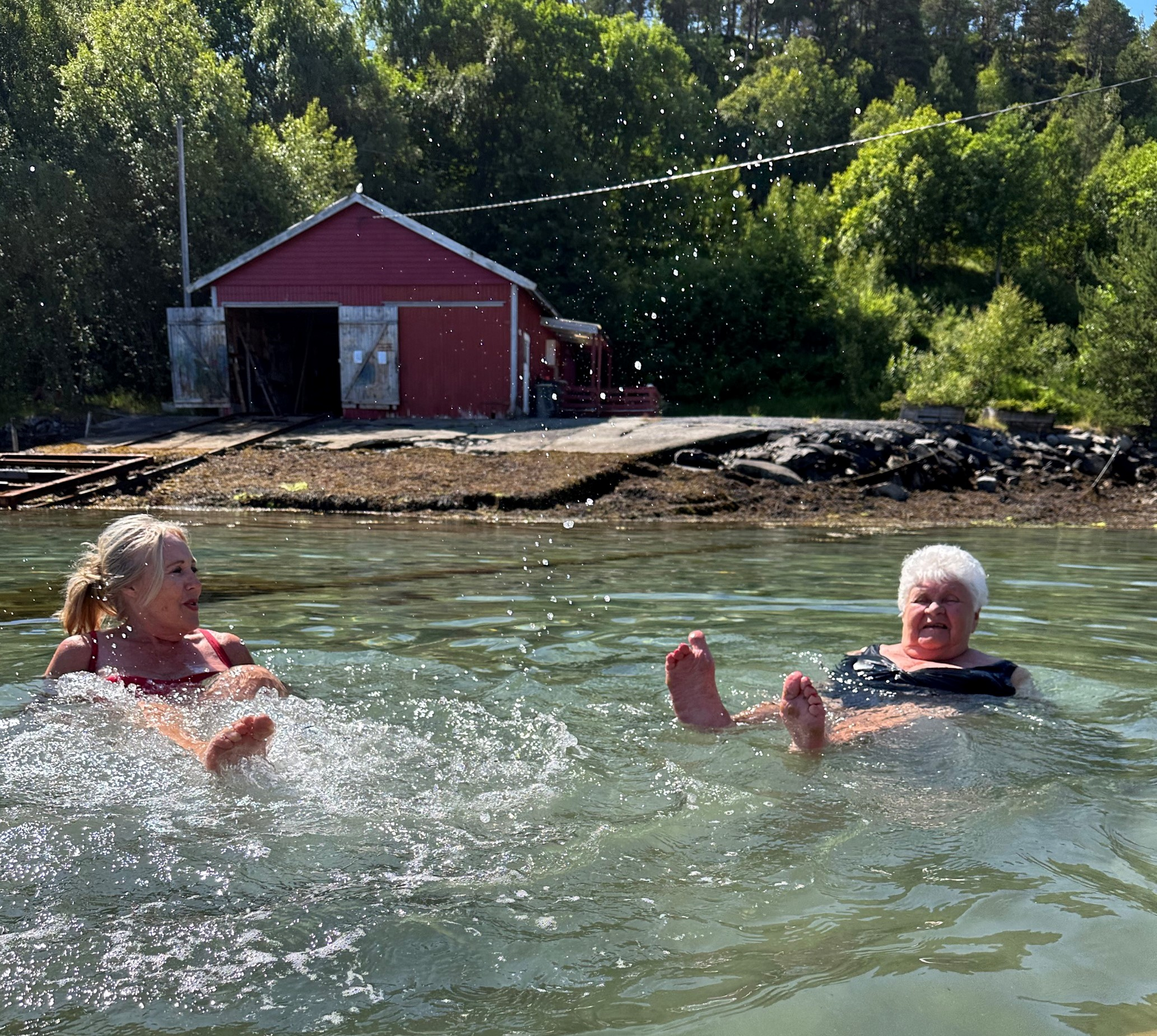Badenymfen Birgit Gulbrandsen (77) har det som fisken i vannet