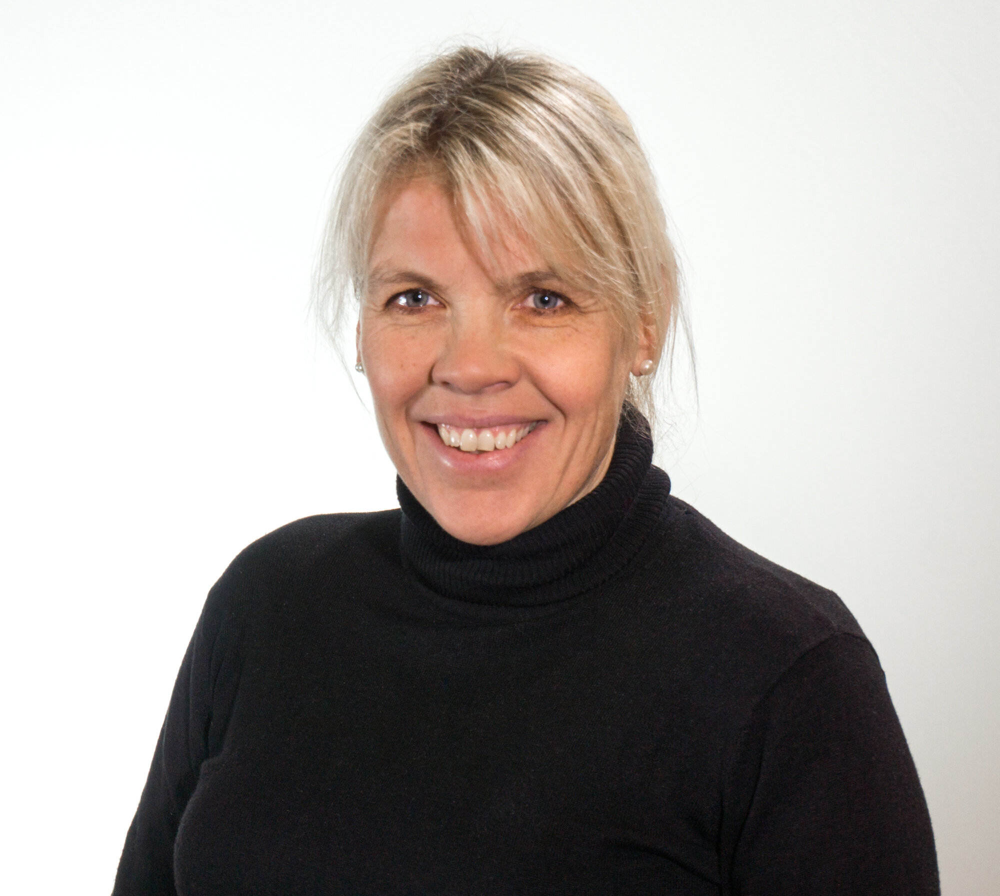 I dag går det svært mye tid til å få tak i folk